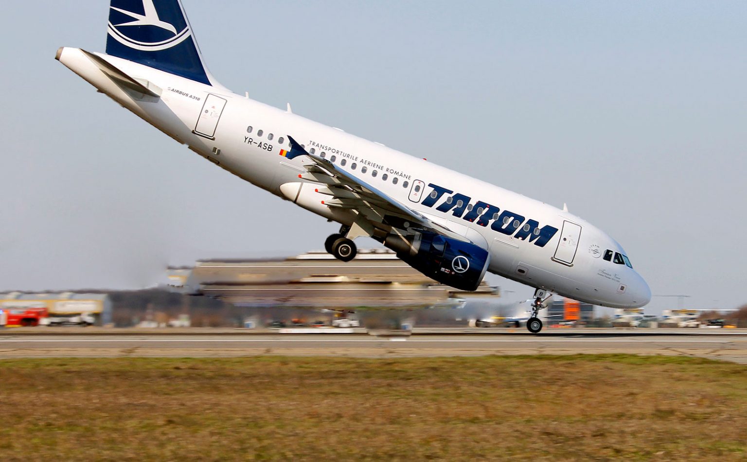 Incident aviatic pe Aeroportul din Cluj: un avion Tarom a decolat la ...