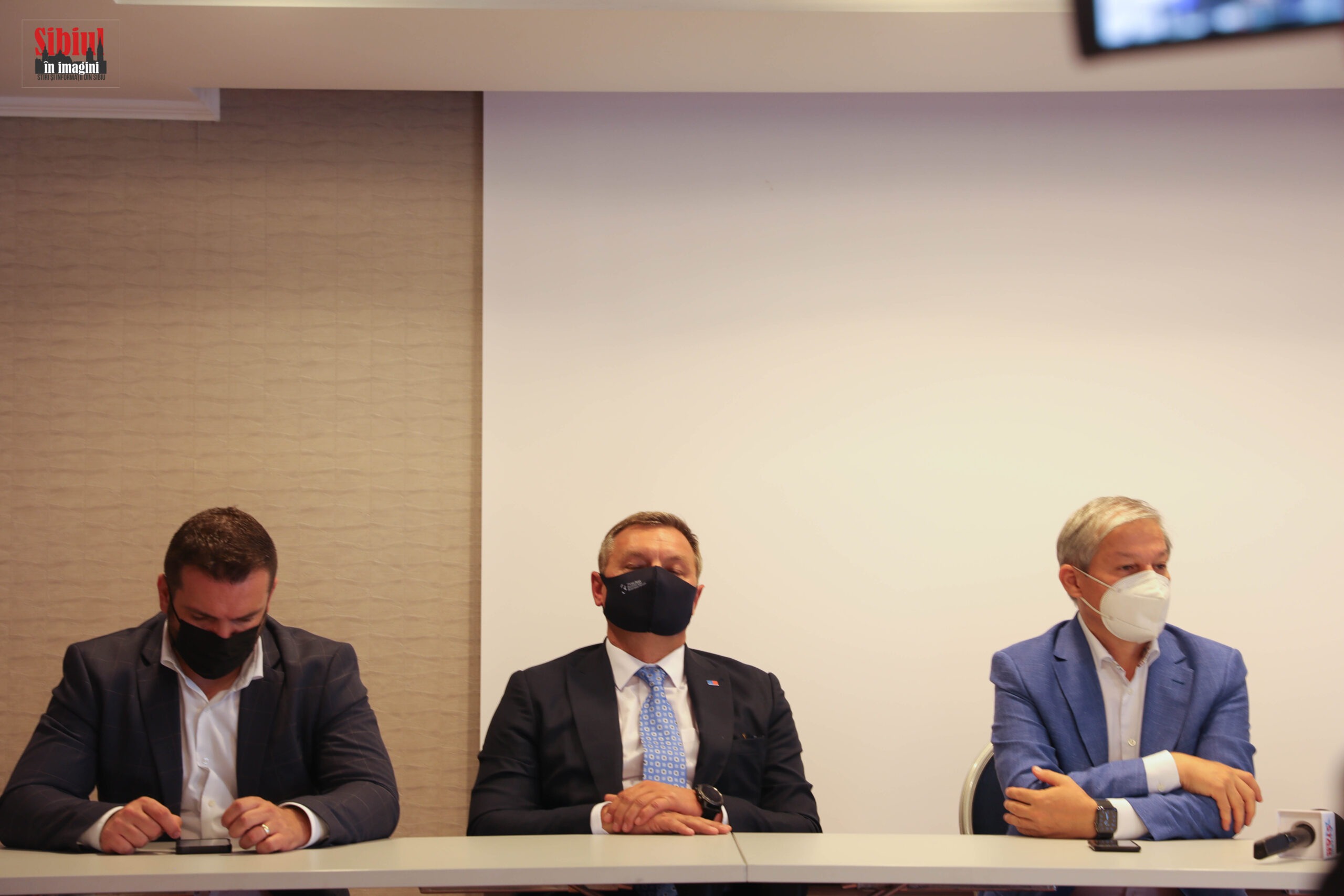 Ministrul Cercetării, Ciprian Teleman, a aţipit de mai multe ori la o conferinţă de presă. "Sunt ...