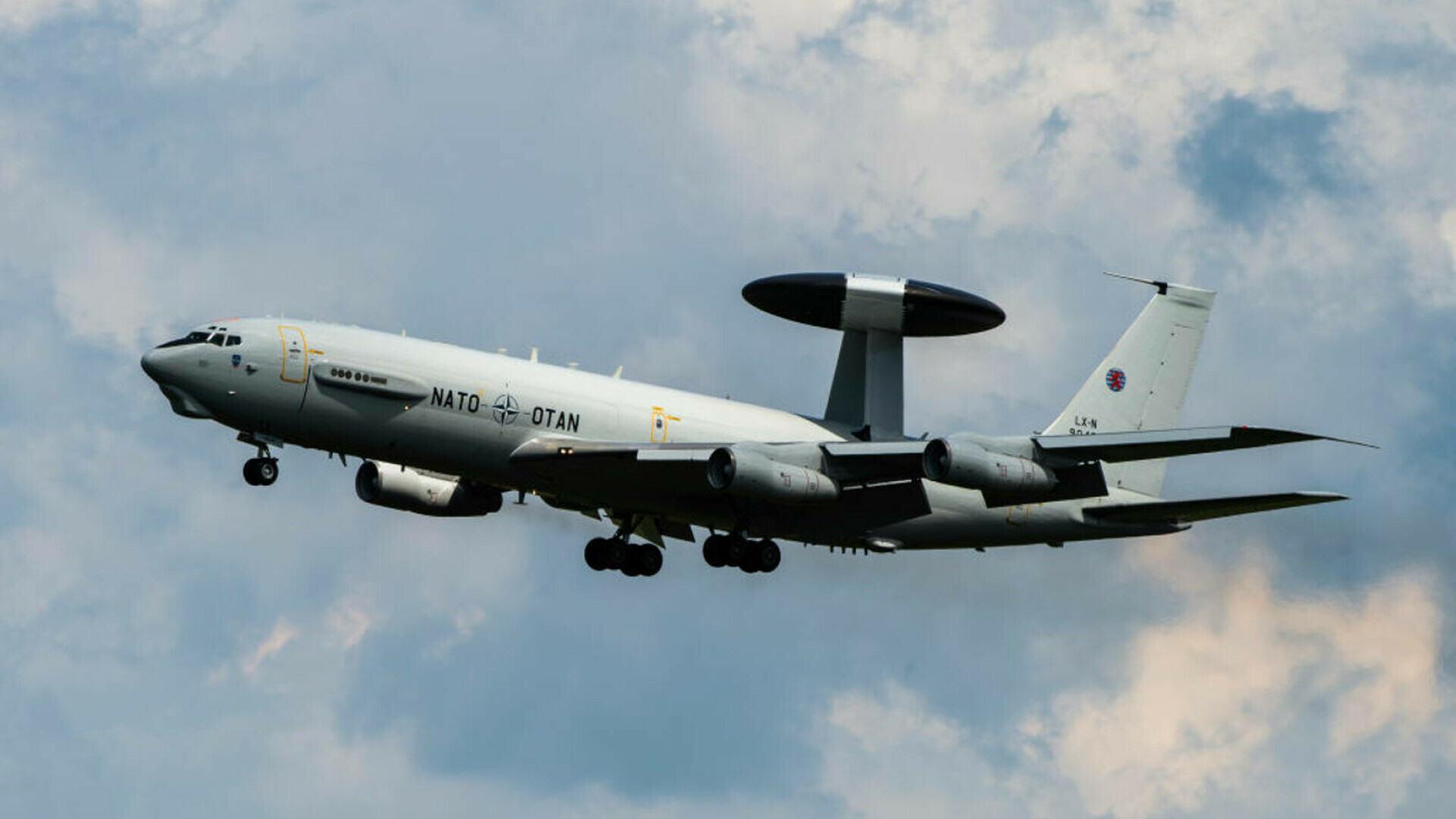 NATO a trimis un avion radar AWACS deasupra României, după dronele ...