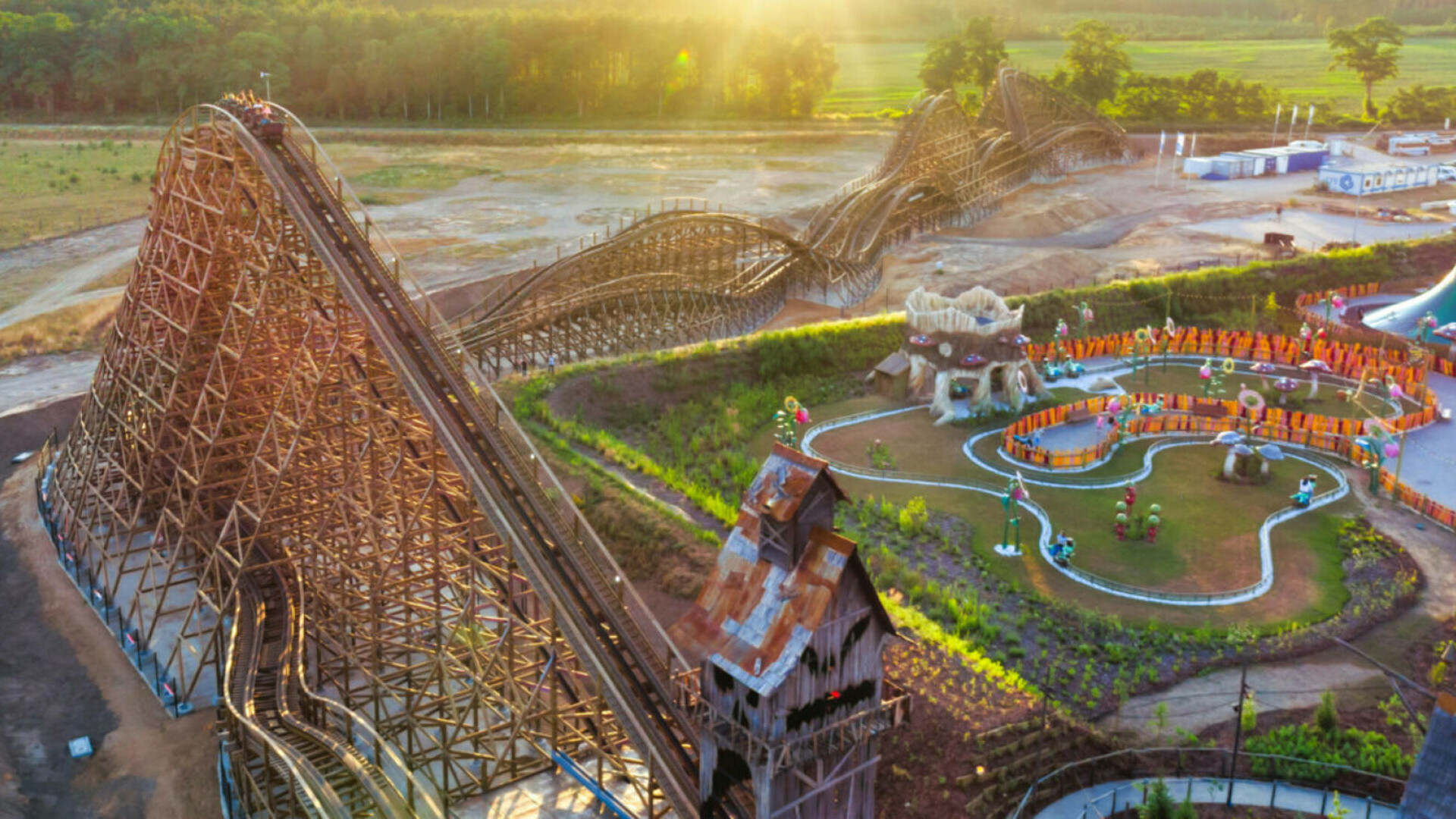 Apare primul parc tematic din București, cu roller-coaster și atracții ...