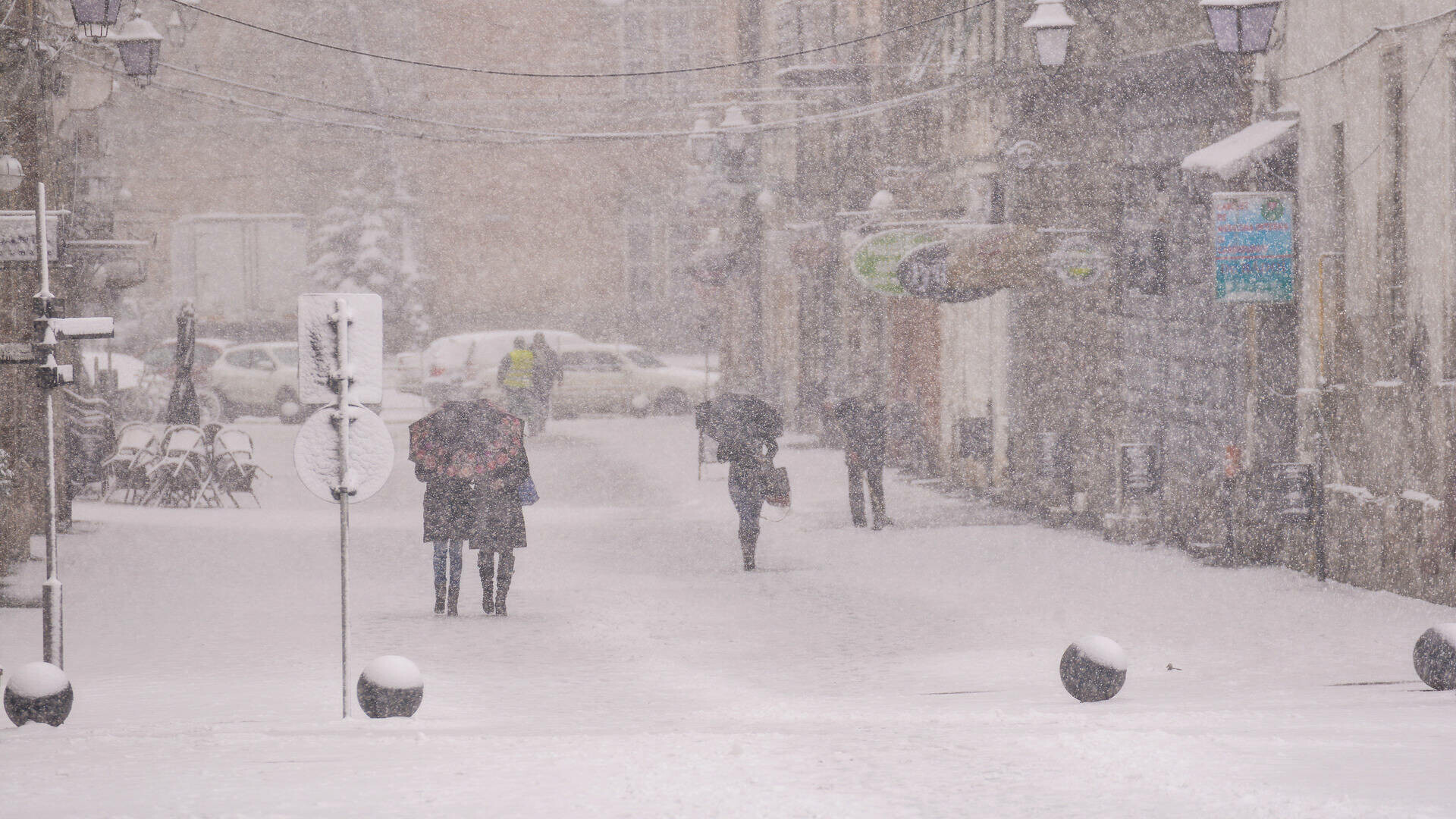 METEO. Frig, lapoviță și ninsori în toată țara. Risc de îngheț în ...